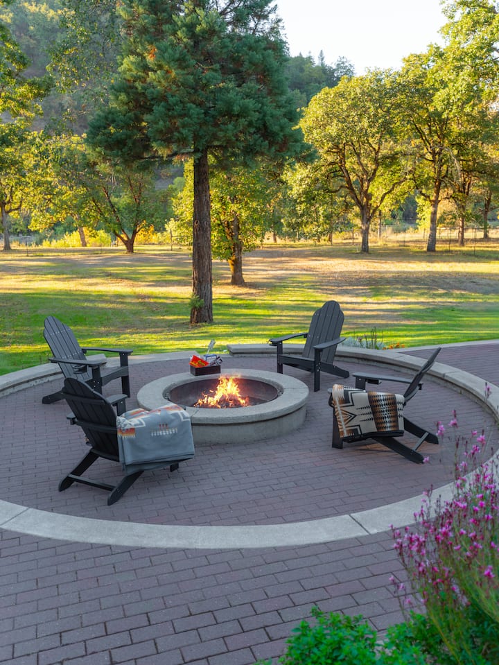 Luxury Riverfront Escape- 
Hot Tub & Fire Pit - Becker Vineyard, Roseburg