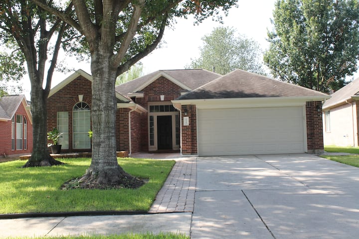 Cozy & Quiet Residential Home - Houston, TX