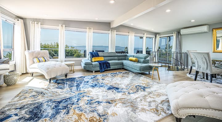 Spacious Waterfront Beach House - Des Moines, WA