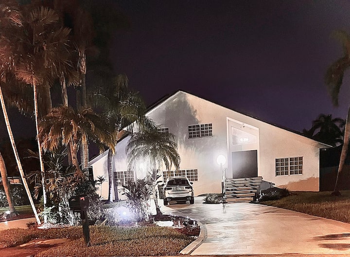 The Gaudium House Spacious, Pool, Game Room,10 Ppl - Kendall, FL