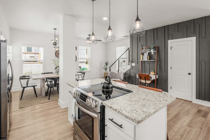 New Modern Retreat By The University - Fayetteville, AR