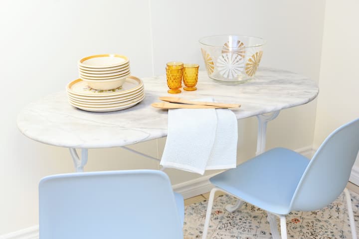 Private Suite W/ Vintage Charm - Toronto