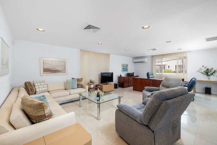 3br 3ba Pool *Downtown * Short Walk To Beach* - Aruba
