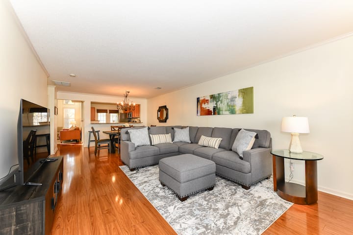Stylish Serenity Townhouse In Greensboro - Greensboro, NC
