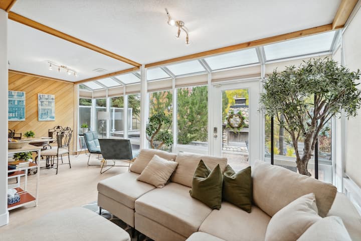 Chic Dbl Suite Oasis With Hot Tub-sleeps 15 - Calgary