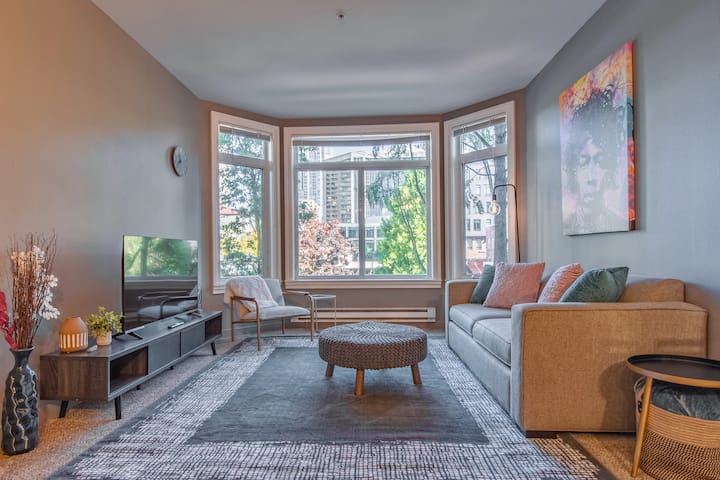 Elegant 1 Bedroom Condo With Parking & Pool! - Ballard - Seattle