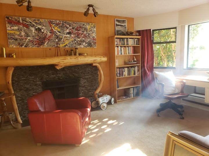 Spacious Art-filled Private Suite + Garden Patio - Vancouver