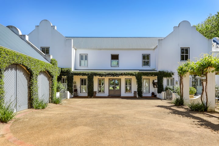 Spacious 5-bed Constantia Home | Pool & Vineyard - Fokváros