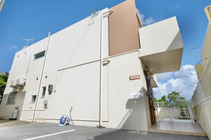 最大１２人宿泊可能！
ご友人家族と一緒にステイタイム！
広々リビングでホームパーティー - Okinawa