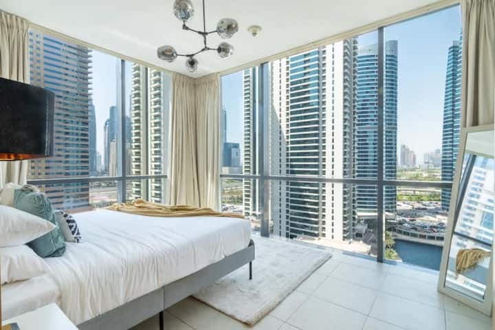 Urban Oasis Infinity Pool & Skyscrapers Views - Dubai