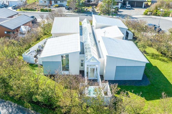 Enjoy Quality And Peaceful Villa - Iceland