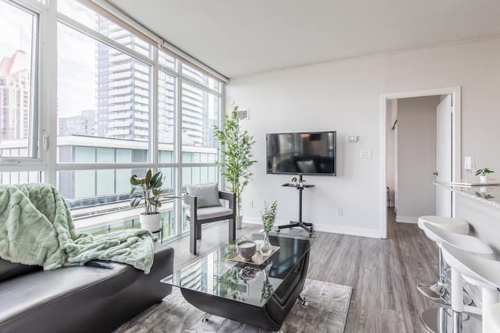 Luxury Condo Downtown Square One W/ Office - Mississauga