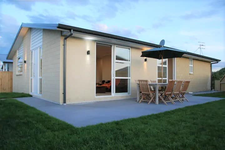 Modern Home Moments From Beach - Papamoa