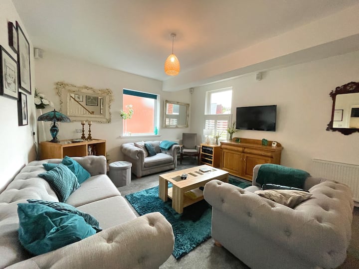 Spacious 3 Bed Family Haven - Parking Included - Sheffield, UK