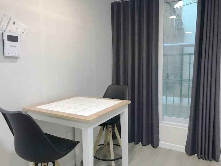 Clean Apt/bath/elevtr/3min Walk Hongik St - Seoul