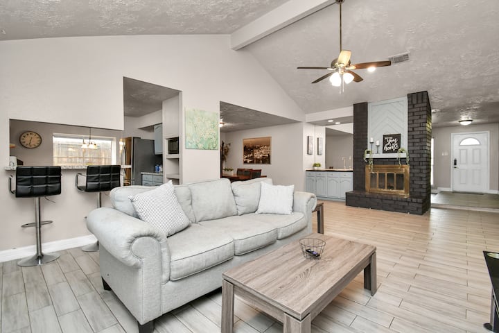 City Light Sanctuary, Pets Welcome - Missouri City, TX