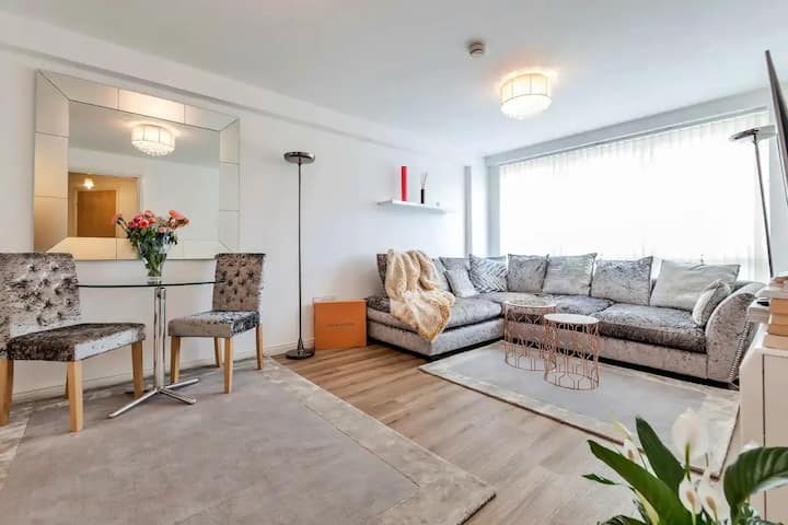 | Spacious N' Modern One Bed Riverside Apartment | - Fulham