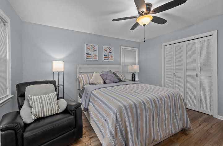 Modern En-suite With Kitchenette - Augusta, GA