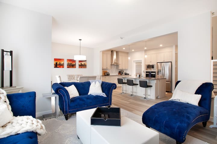 Luxury 5br Escape | Sleeps 10 | Near Airport - Calgary