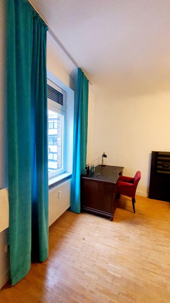 Helles Zimmer Mit Kingsize-bett - Mannheim