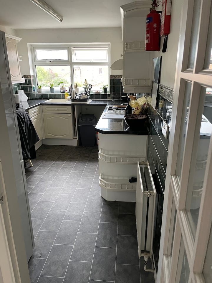 Large Flat In Central Location. - Southwell