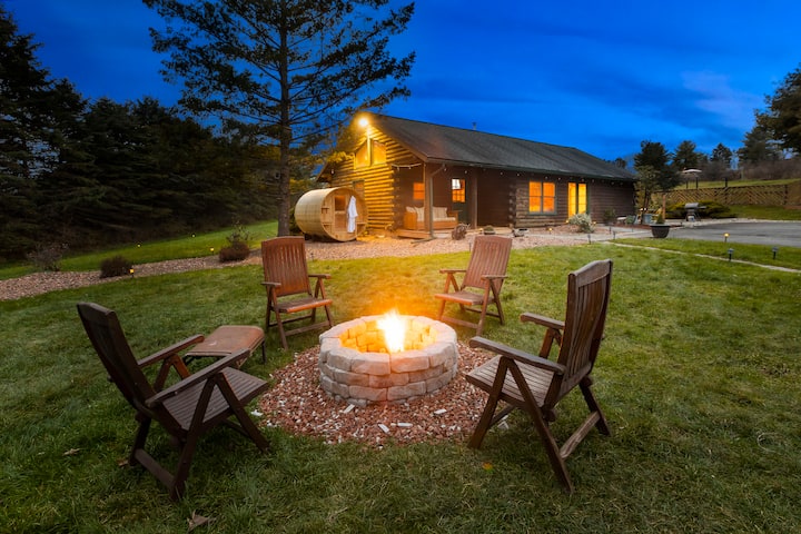 Couples Cabin Retreat ~ Hot-tub, Sauna, Pool &More - Lake Winola, PA