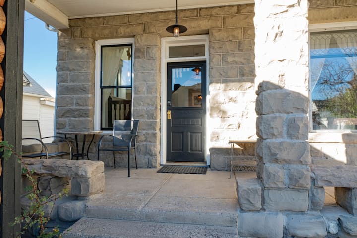 Historic 1902 Stone House, 1 Block To Yellowstone - Gardiner, MT