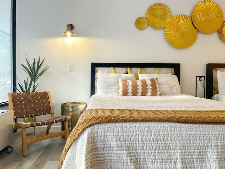 King Comfort, Modern Chic Style - Eureka Springs, AR