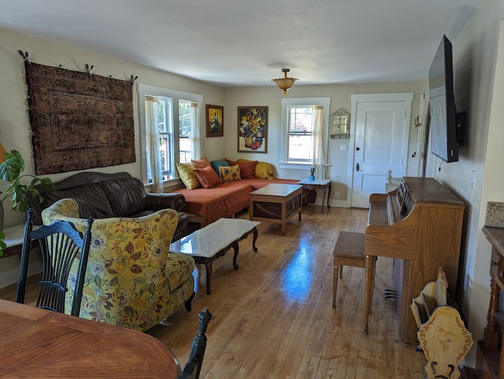 Cheerful Cottage Near The City - San Leandro, CA