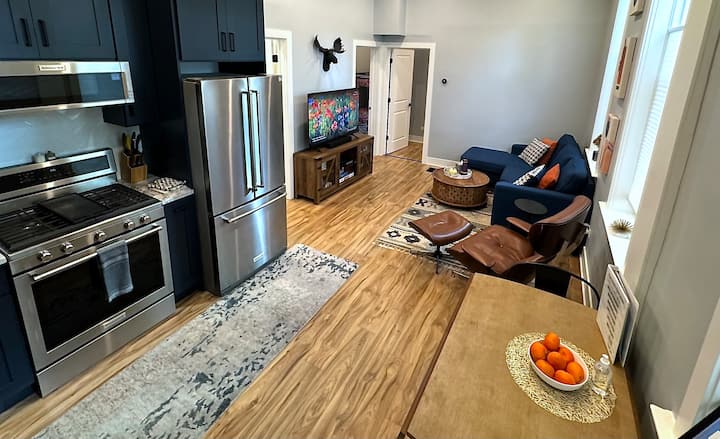 Pristine! Best Location In Bucktown/wicker! - Chicago, IL