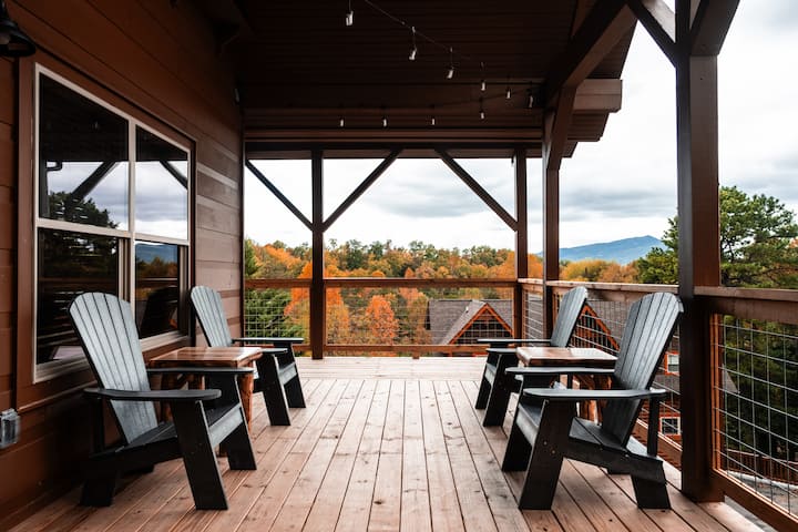 Massive Porch / Hot Tub / 5 Bedrooms / Ping Pong! - Pigeon Forge, TN