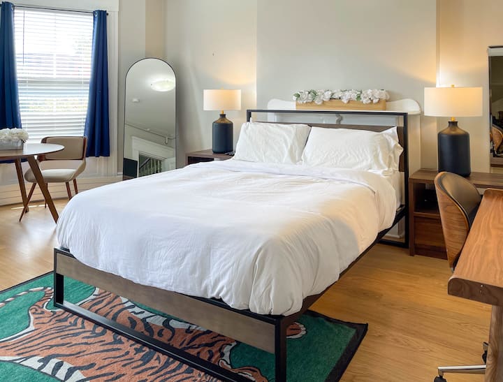 (T4) Pizza, Nails, Shopping, South End Studio! - Boston