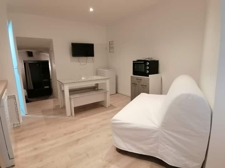 Charmant Studio Avec Chambre - Bollène