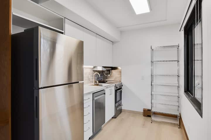 Bright And Airly Renovated One Bedroom Apartment - Madison, WI