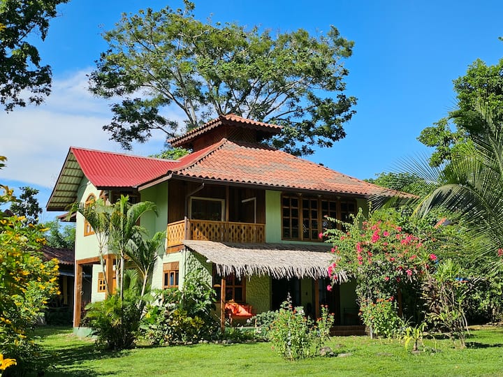 Beachfront 2 Story House For Up To 6 People - Puerto Viejo de Talamanca