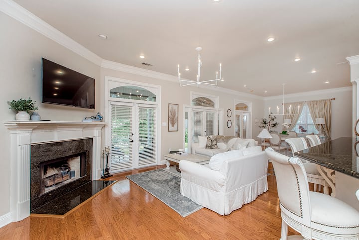 The Southern House | Canal View & Pet Friendly - Mandeville, LA