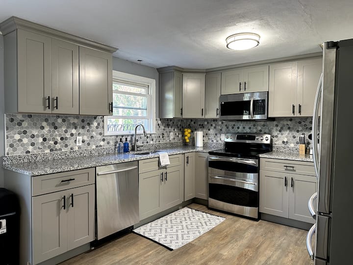 Modern Cozy Home For Families & Pets - Farmington, CT