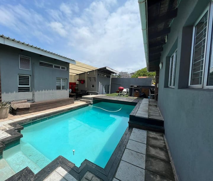 The Bus Stop:3 Bed 3 Bath Chilled Home Durban - Durban