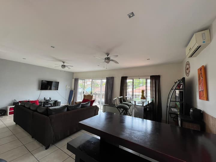 The Bus Stop:3 Bed 3 Bath Chilled Home Durban - Durban