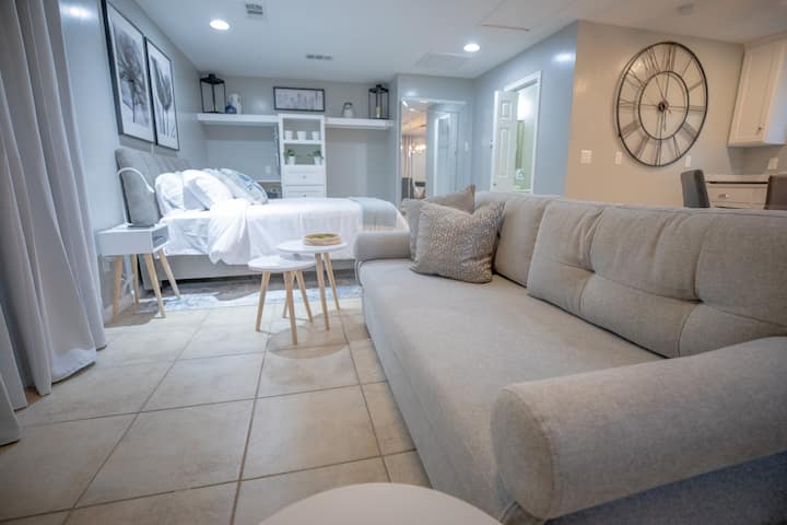 Modern Studio Flat - Grand Prairie, TX
