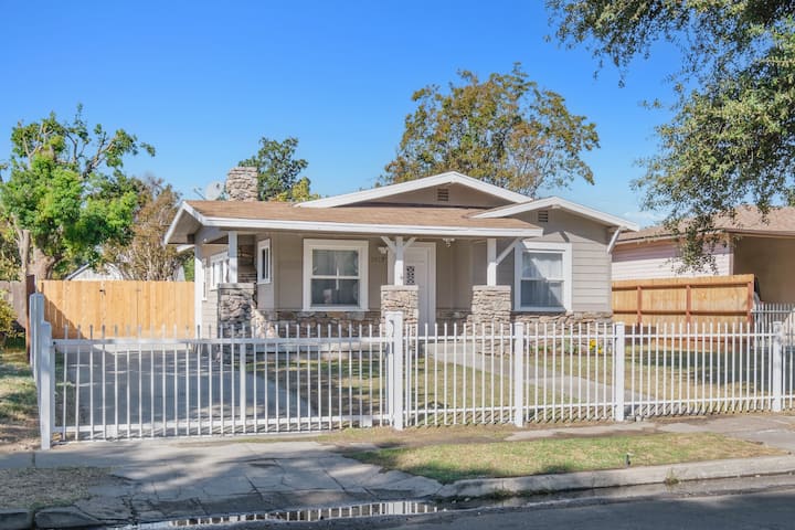 Roomy/comfy 2b/1bth W Dining Room - Fresno, CA