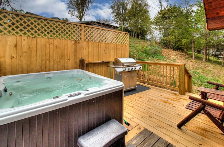 Great Location! 2br W/hot Tub + Firepit + Grill - Sevierville, TN