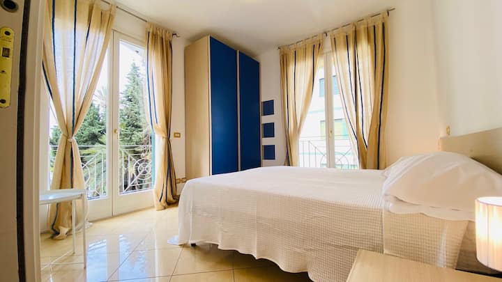 In Center W/parking, By The Sea - Bordighera