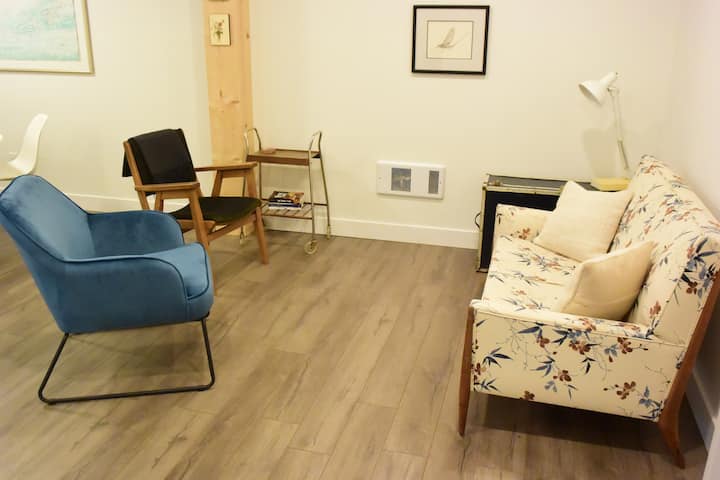 Modern 1-bed Suite Near Hospital, With Parking - Vancouver Island