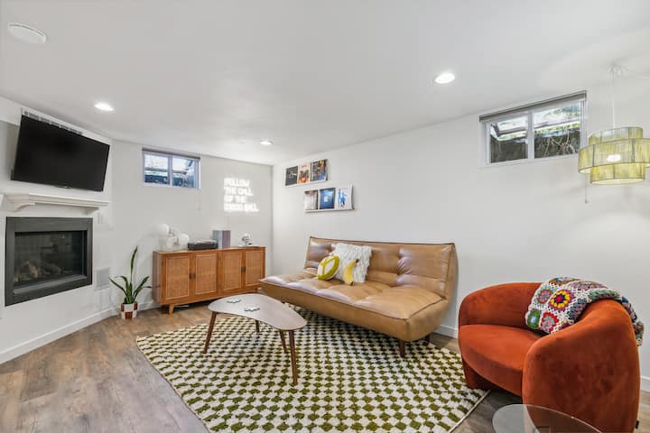 Vibrant 70s Bungalow Vacation Haven On Green Lake! - Seattle, WA