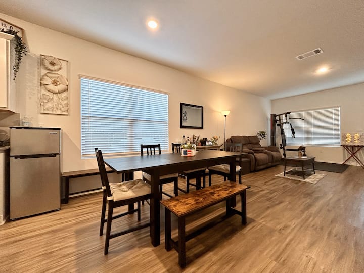 A Flexible Room Full Twin Bed, Fast Wifi, New Home - San Marcos, TX