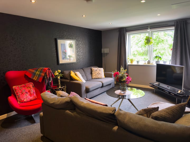 Spacious 2 Bed Flat, 2 Bath, Free Parking & Gym - Edinburgh