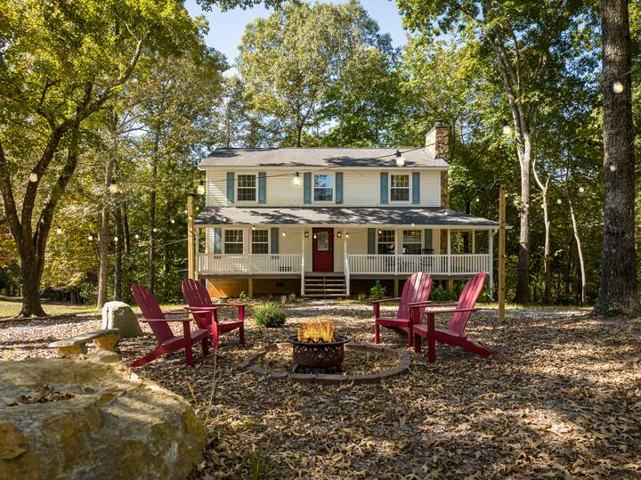 Farmhouse W Firepit And Gameroom - Blue Ridge, GA