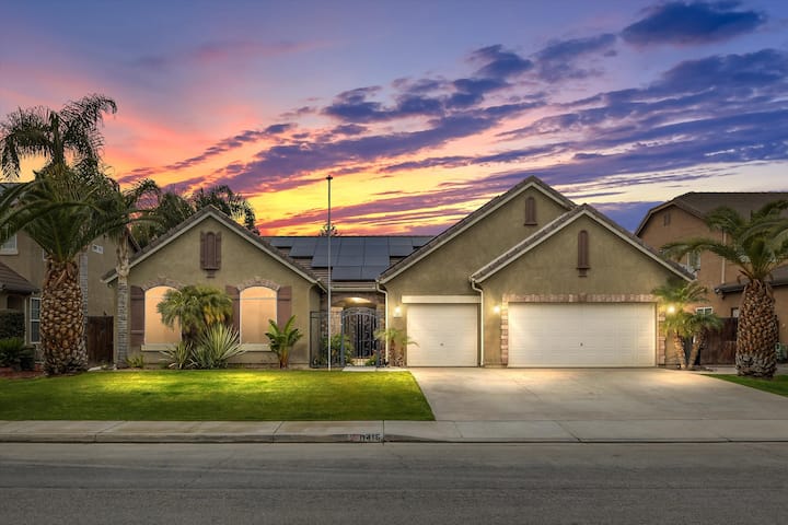 Pool & Jacuzzi Bakersfield Home - Bakersfield, CA