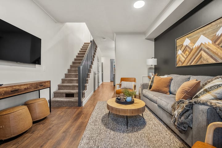 Renovated 2br Mystic Chalet With Pool & Hottub - Canmore